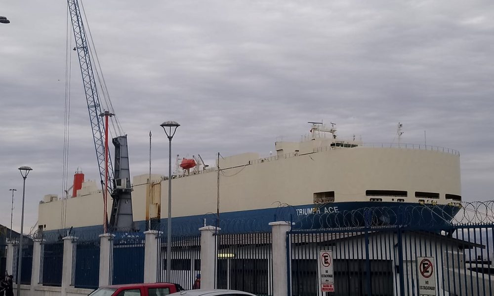 Suman y siguen los barcos porta automóviles y maquinarias que llegan a ...