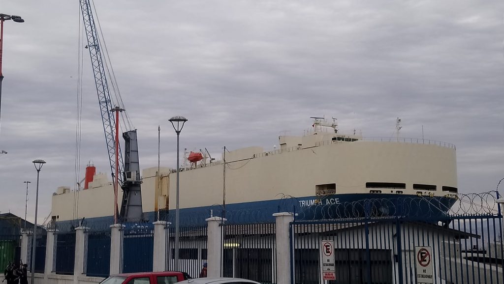 Suman y siguen los barcos porta automóviles y maquinarias que llegan a ...